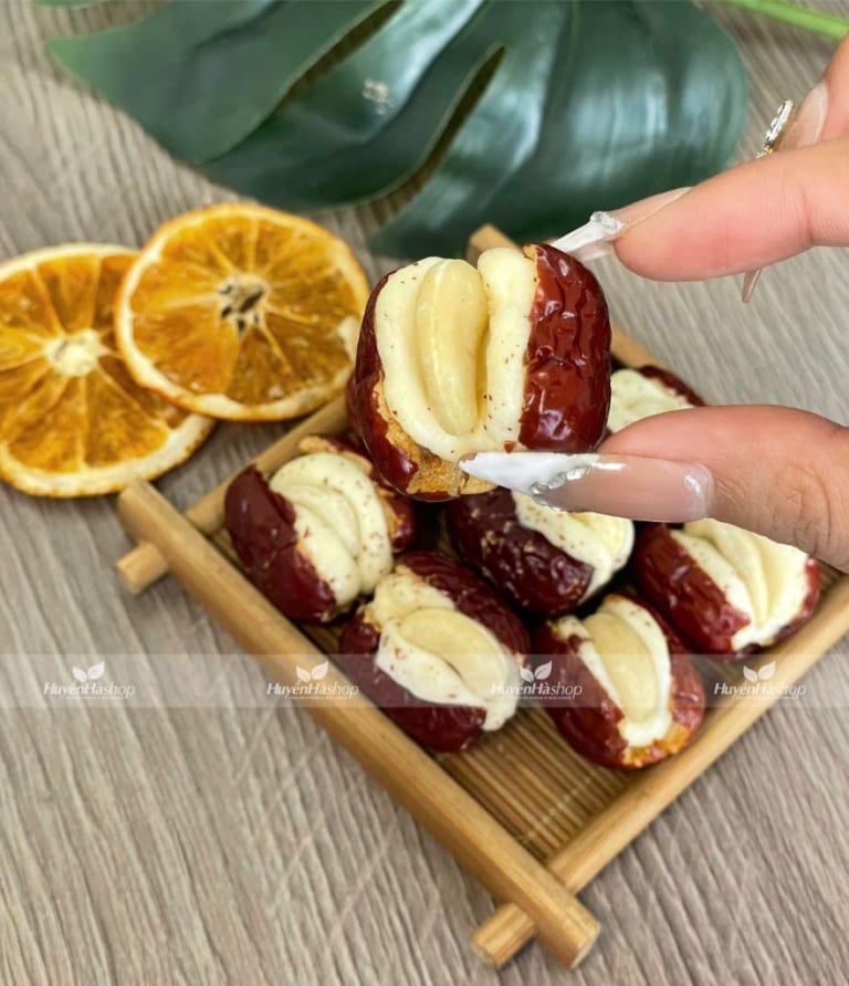 Táo Đỏ Kẹp Sữa Lạc Đà Nhân Hạt Điều Hàng Nội Địa Trung Loại 1