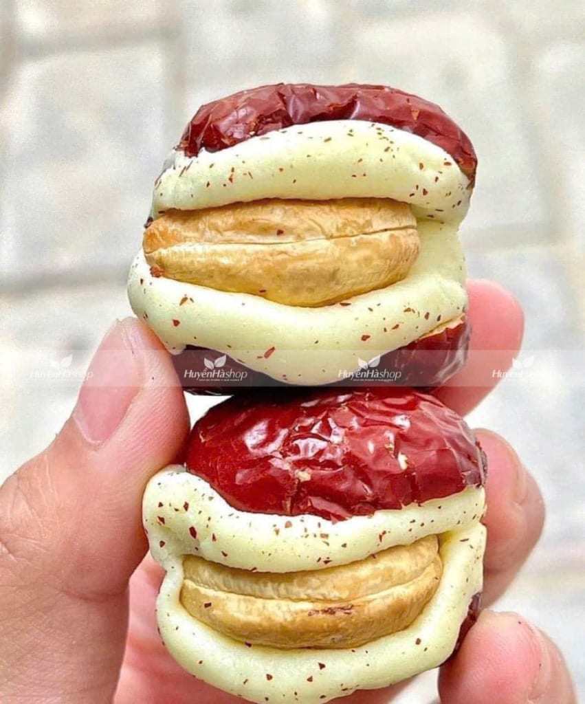 Táo Đỏ Kẹp Sữa Lạc Đà Nhân Hạt Điều Hàng Nội Địa Trung Loại 1